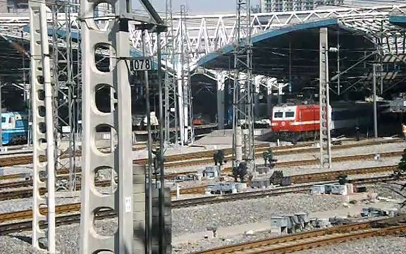 Z55次列车北京西站发车,遇D134次进站、T61次车体出库
