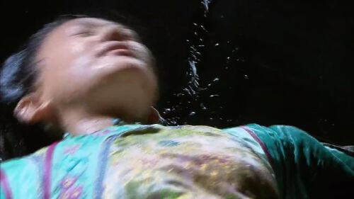 新还珠格格:容嬷嬷太狠心了,一大把银针扎进紫薇身体,看着都疼