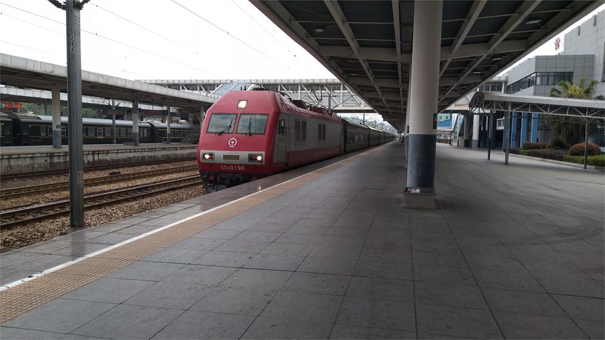 Z112次海口~哈尔滨西25T列车缓缓进入赣州站1站台停车