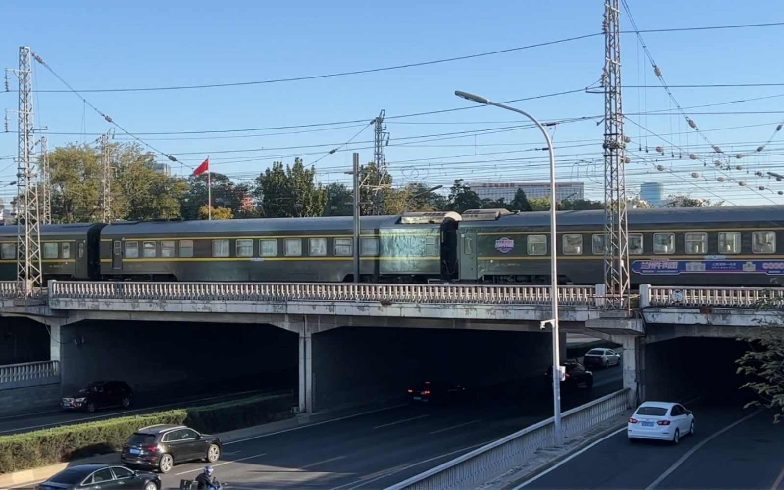 Z129次列车通过莲花桥