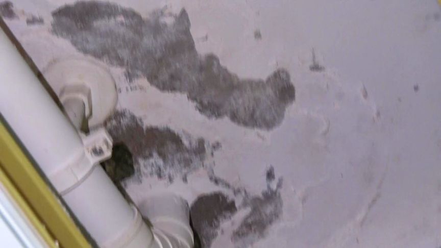 楼上厕所漏水 楼下邻居遭殃!