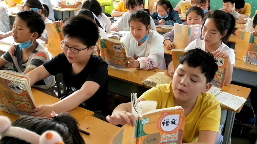 胡总中心小学五一班晨读学生读书姿势。