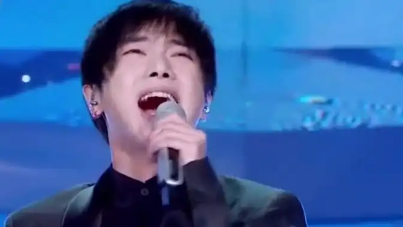 华晨宇这该死的唱功!暖心演唱《好想爱这个世界啊》,好听哭了!