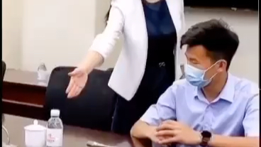 会议倒水礼仪～