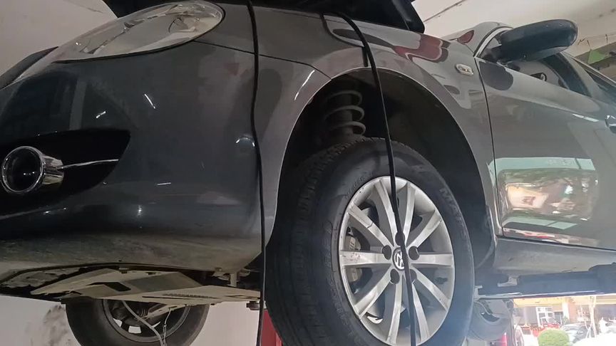 大众朗逸刹车油更换施工中,