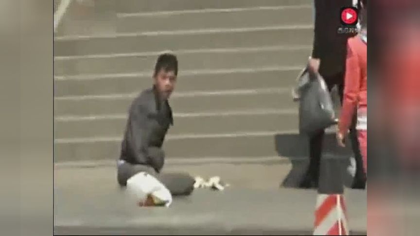 90后男子装残疾人行乞讨钱全过程