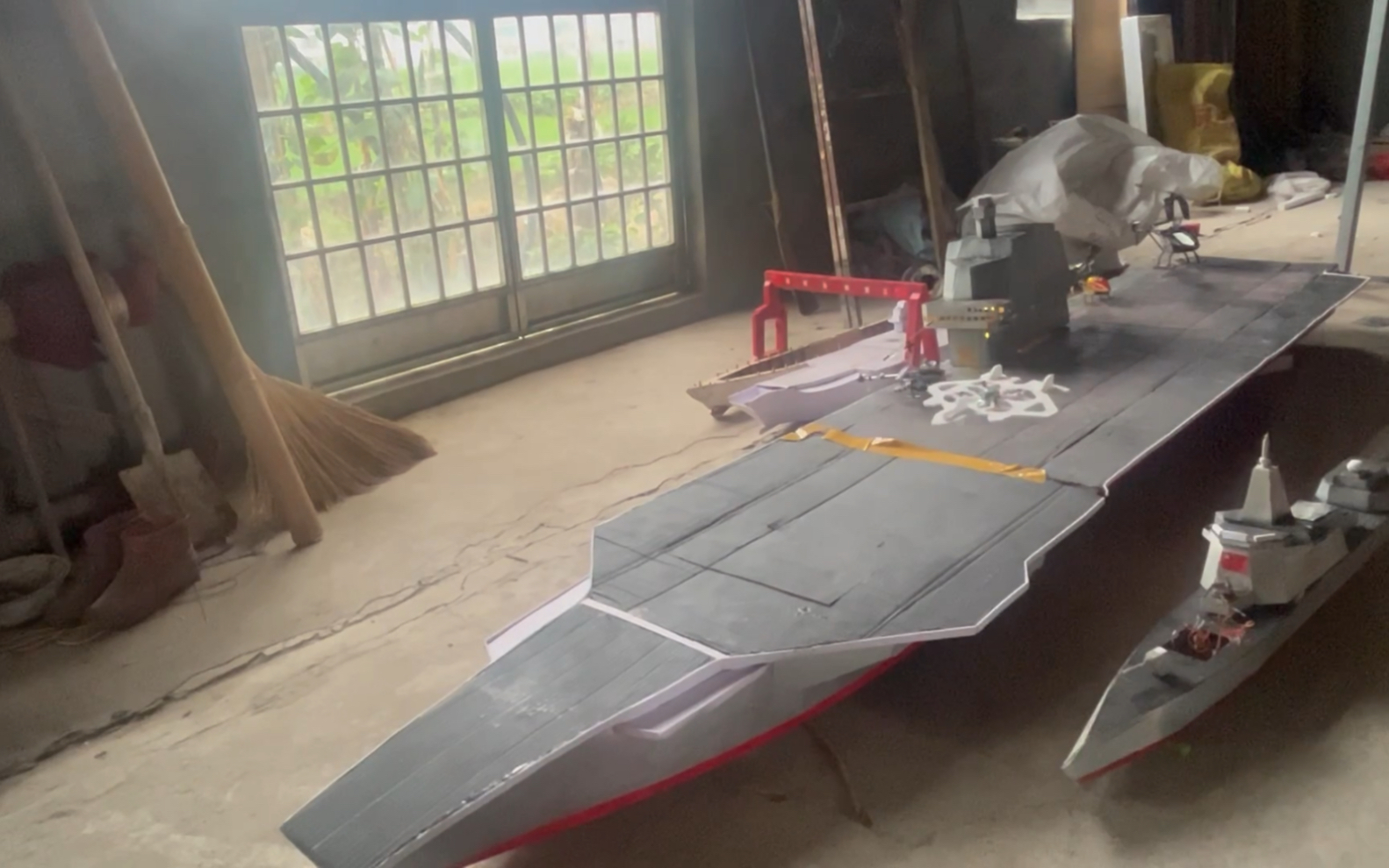 舰载机降落福建舰航母模型(我不会飞飞机啊!)