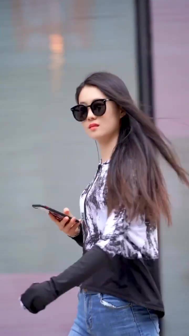 看这走路的姿势绝对是模特儿!