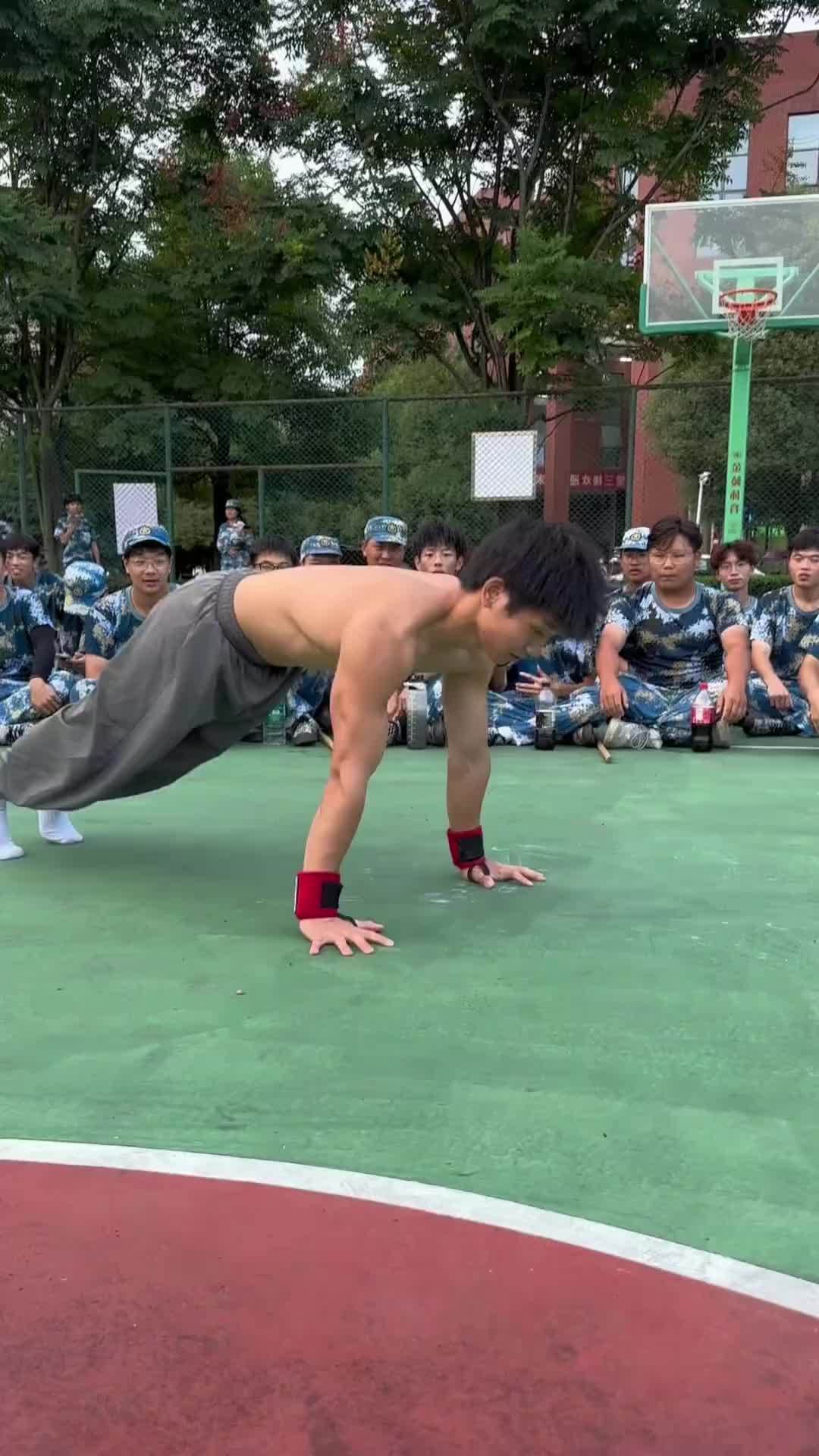 军训期间给同学们表演个才艺