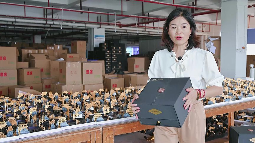 月饼哥哥&文和友联名款礼盒,包涵长沙厚重历史的地标建筑