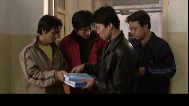 老师上课,竟单独收几个同学的作业,原来作业本里夹着钱