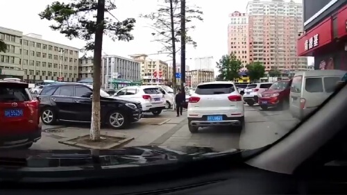 行车记录仪实拍:新手上路,老司机机智预判,一个操作躲过追尾! (2)