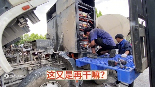 实拍宇通品牌的纯电动水泥罐车,不多见呀,满满的动力电池包!