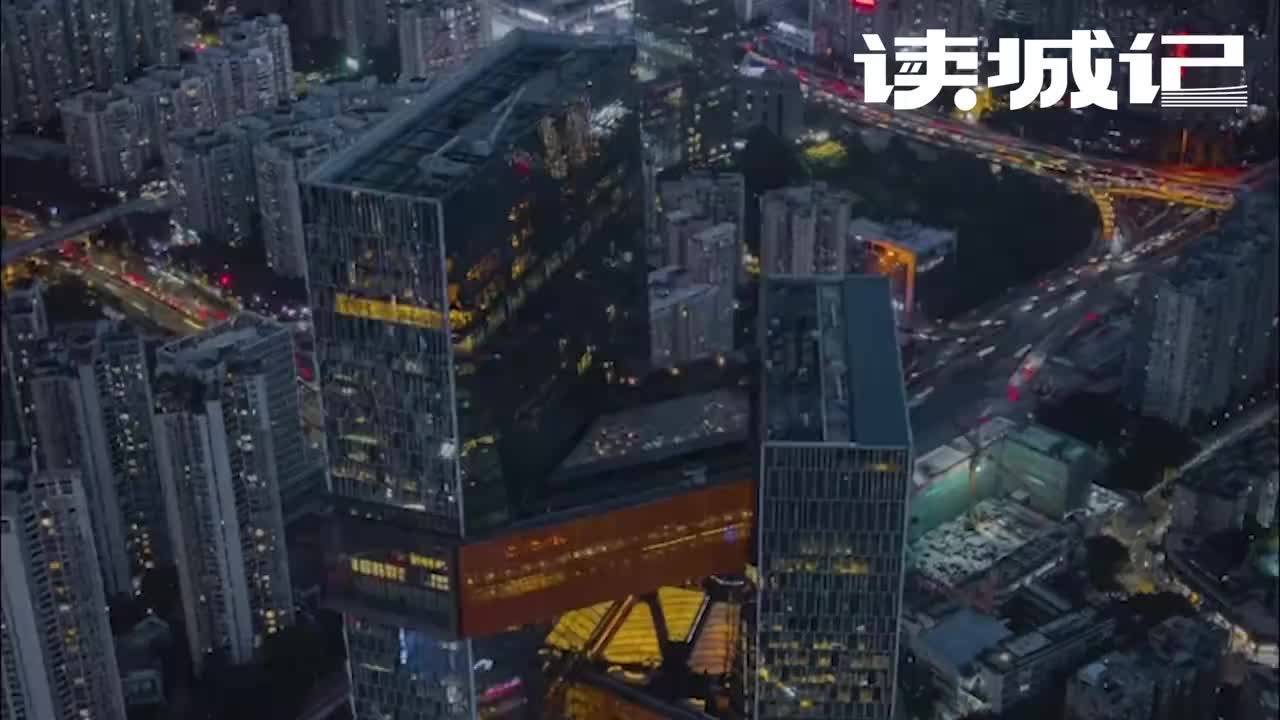 ...但在深圳,斜杠是一种生活方式。它是代码滚烫的竞技场,也是烟火蒸腾...