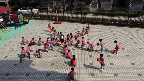 幼儿园大班小朋友的篮球表演,太厉害了