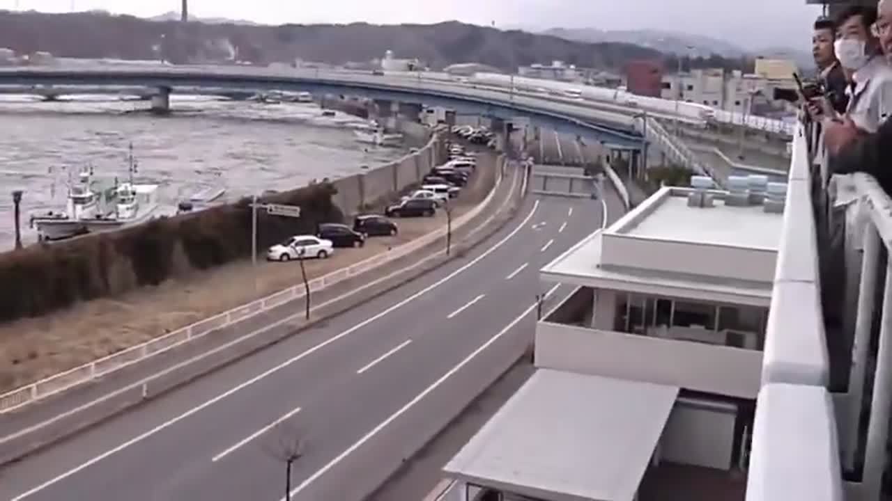 当年日本海啸亲历者拍下的视频,要不是视频,都不知有多可怕