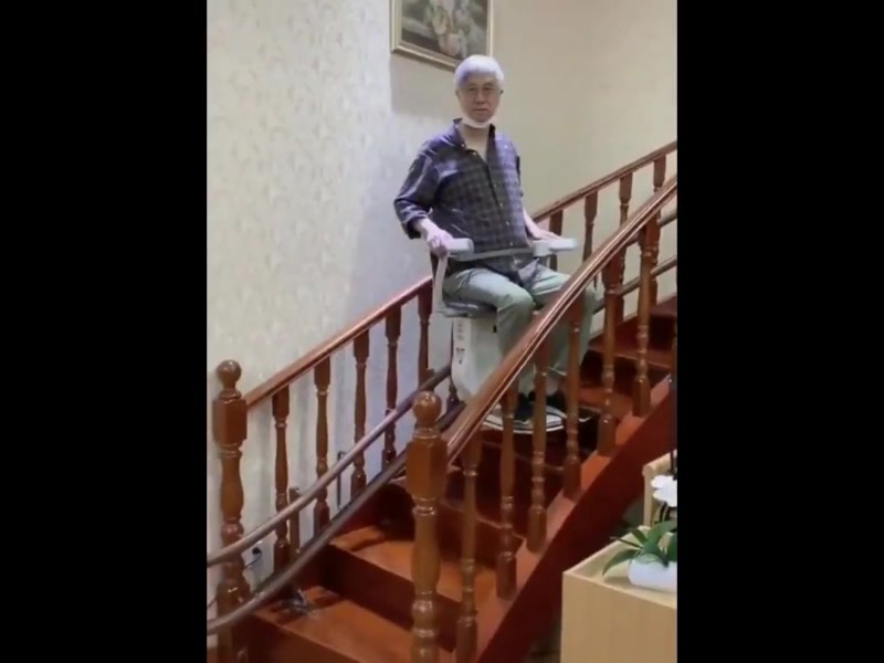 带升降系统的座椅专为那些难以爬楼梯的用户开发