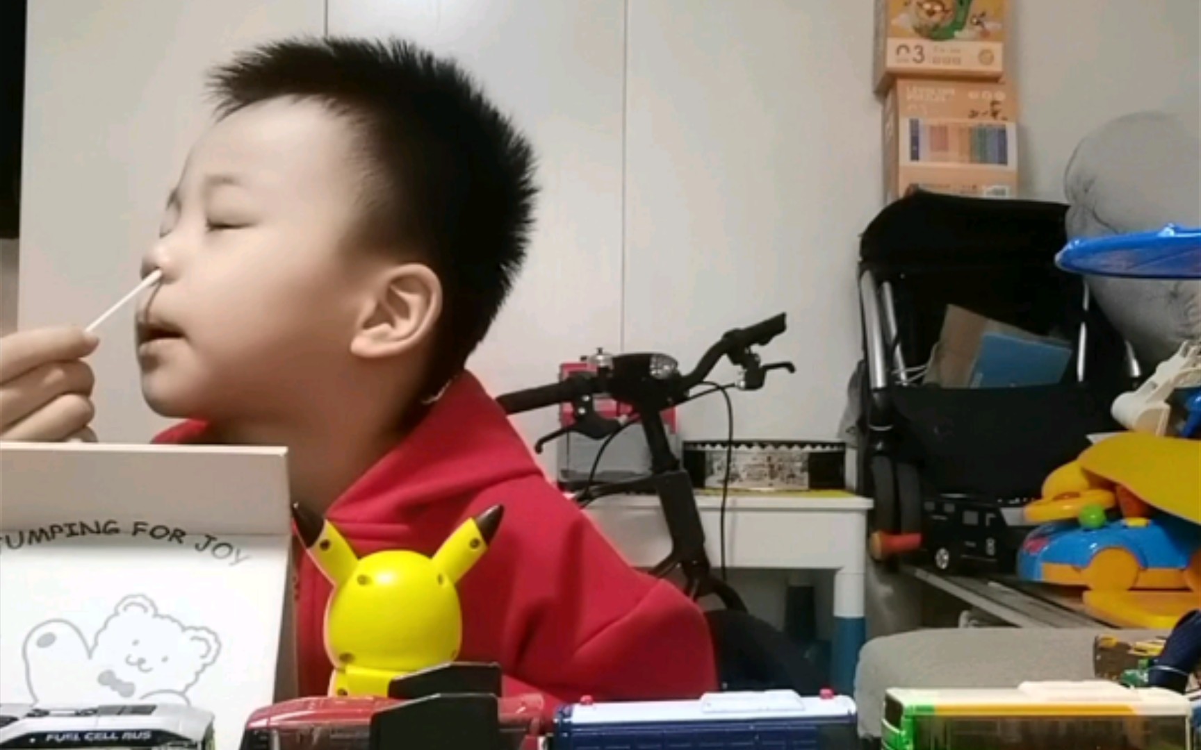 小朋友做抗原检测 熟练到让人心疼…