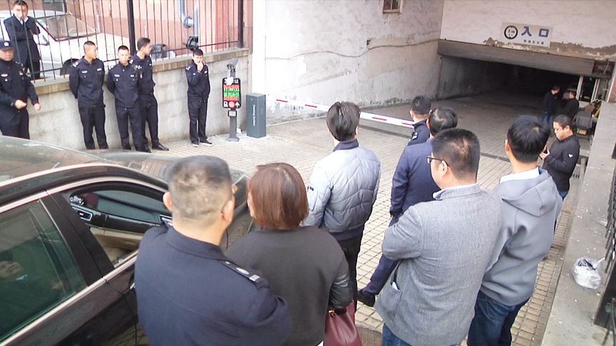演戏?堵门!新旧物业争抢地下停车场管理权,小区业主有家难回!