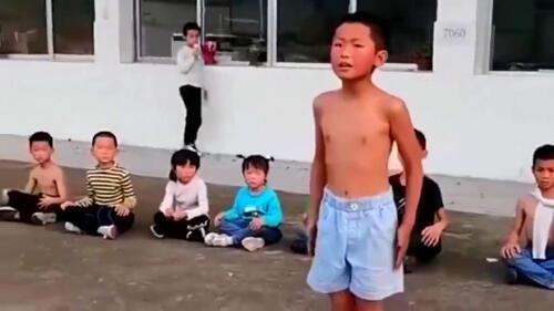 武术学校内练武学生,即兴给新生表演绝活,看完真想把孩子送过去!