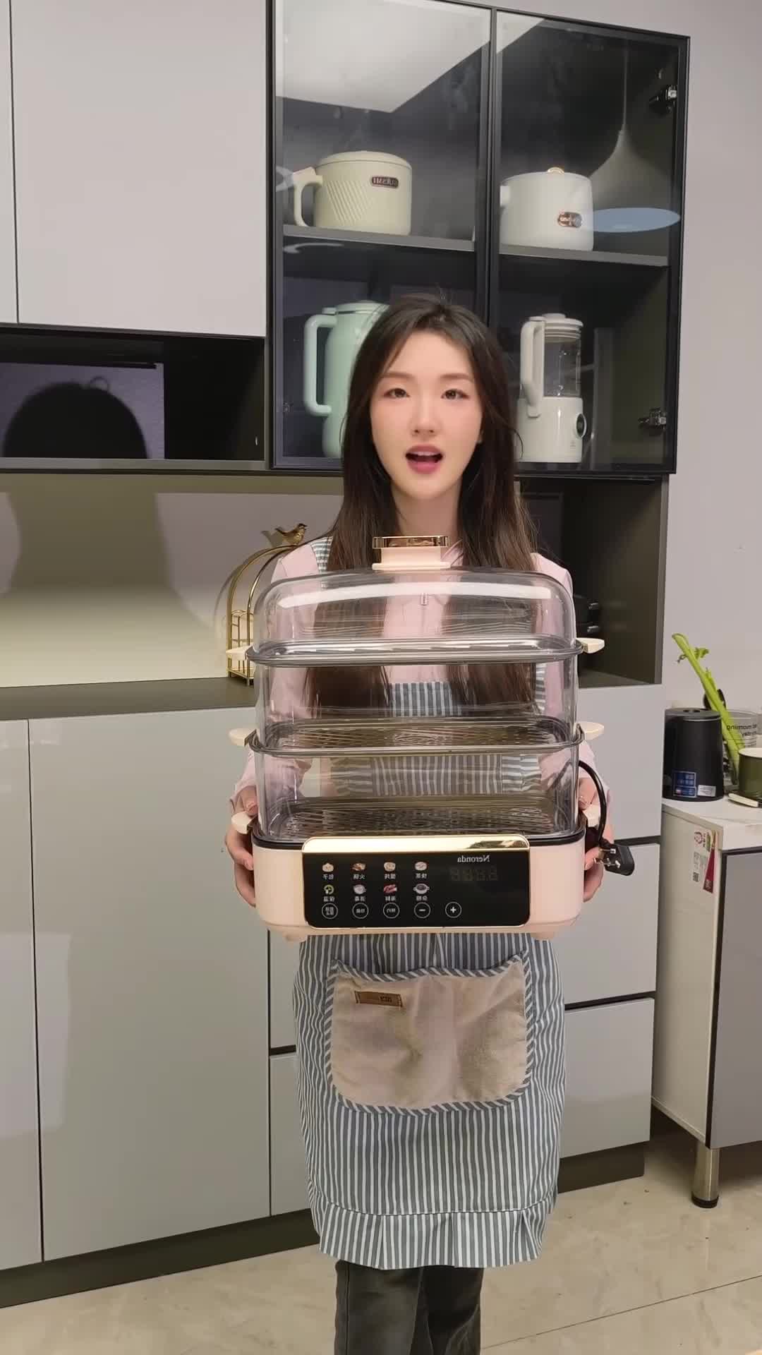 这个电蒸锅上面蒸,下面煮,可以预约定时早餐,锅底还能打个火锅,一锅能...