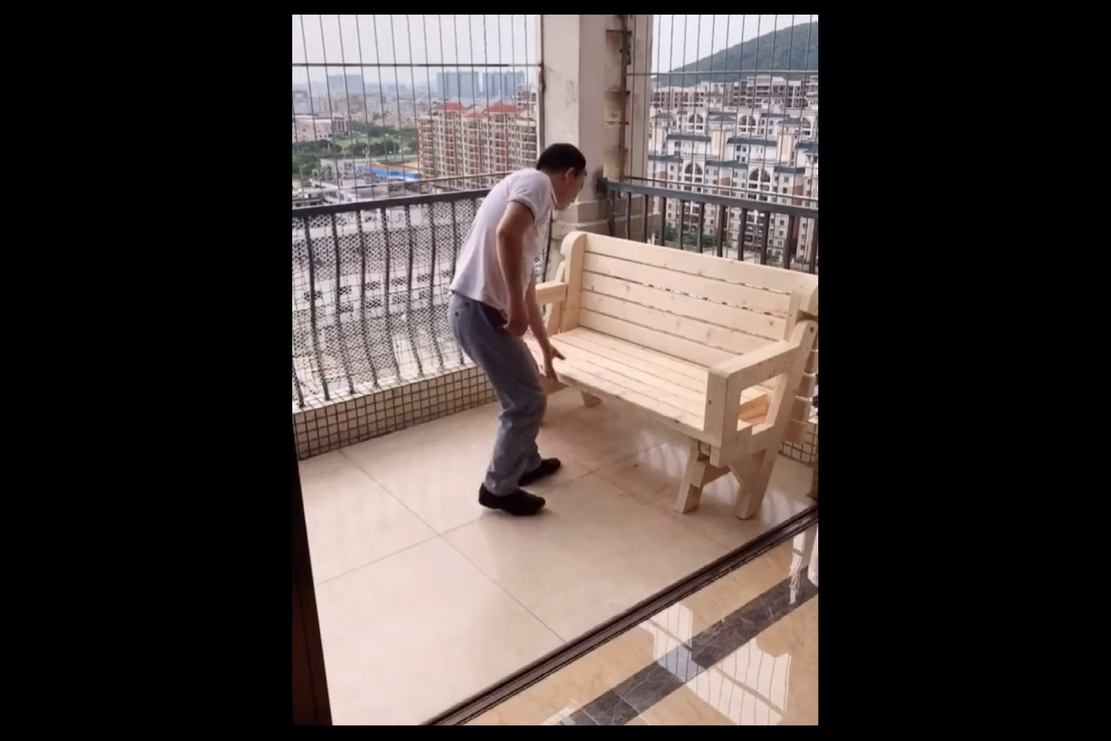 纯实木椅子秒变餐桌