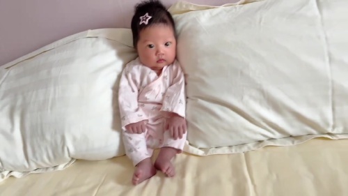 记录开心宝宝出生27天,妈妈在给我拍视频:感动吗?不敢动