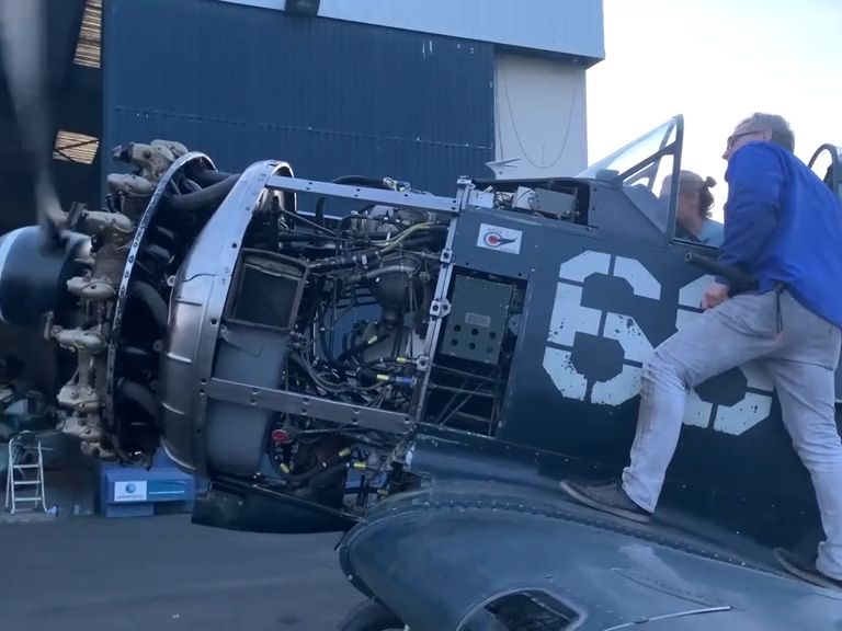 螺旋桨飞机-手摇启动飞机发动机