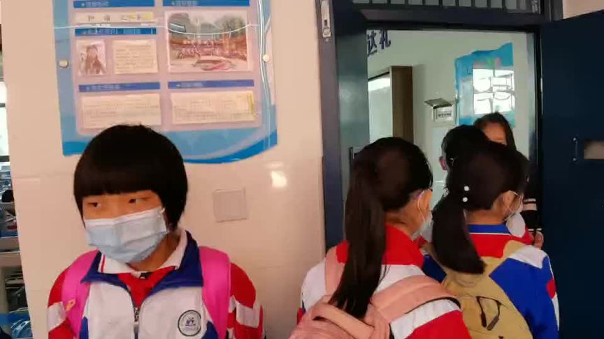 贴心!为同学们准备好洗手液和消毒纸巾,这样的同学,来一打!