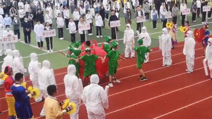 运动会入场式趣味表演,笑声和掌声不断,被学生可爱的表演震惊到