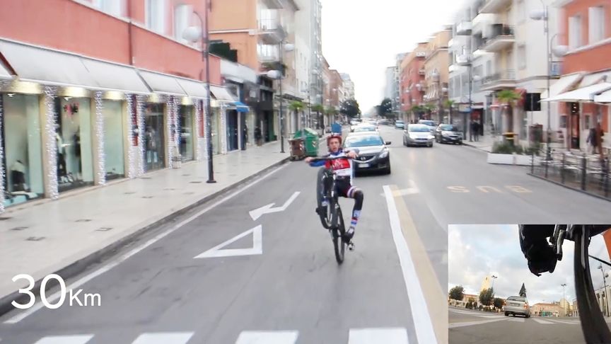 极限挑战,小伙竖立自行车单轮连续骑行30公里