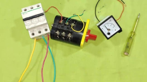 只有一个电压表也能搞定三相电压,电工真是太稀有了!(1