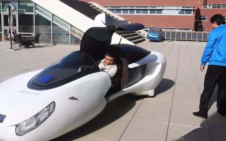 中国首创2轮电动汽车,永远撞不倒,轻松进小巷,明年量产