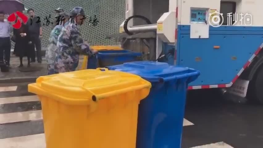 厉害了!南京首台垃圾桶清洁车来了