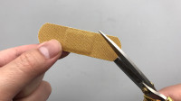 创可贴的正确贴法你知道吗?好多认没注意,用前剪刀剪一刀,试试