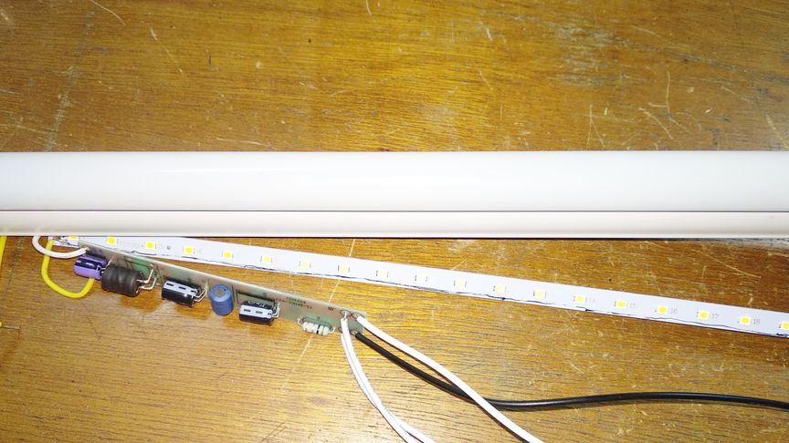拆解T5一体化LED灯管,原来是21颗灯珠串联后,再与另一组并联