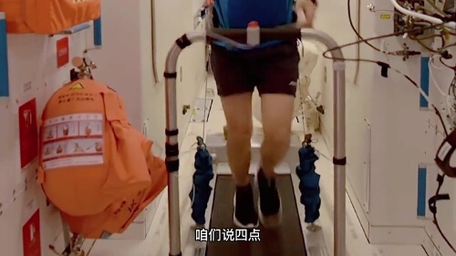 中国空间站的太空跑步机,和地面的有啥不一样?内里乾坤大不同!