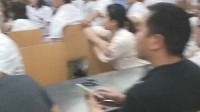 如何正确使用灭火器。请看视频
