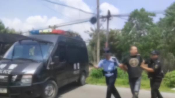 唐山打人事件最后1名嫌疑人抓捕现场:其弃车逃跑躲在草丛里
