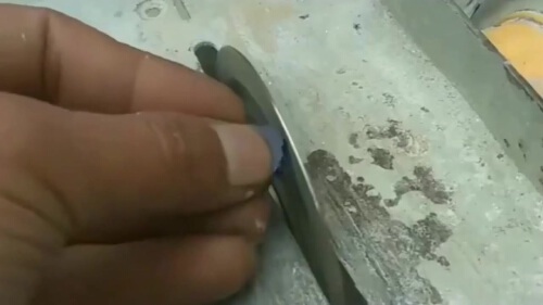 大哥这手艺真是绝了,用玻璃碎片都可以做成这样的戒指!