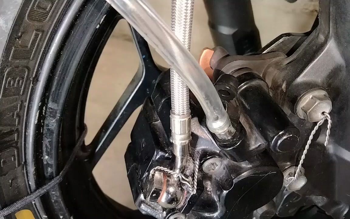 如何简单高效的给摩托车刹车制动系统排气