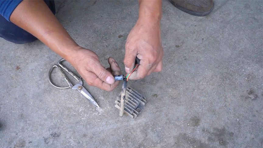 摩托车稳压器内部到底是什么原理?拆开稳压器带你一起去了解