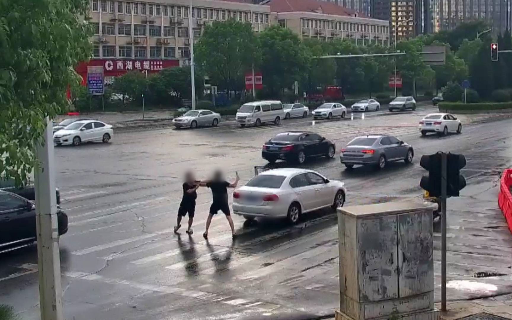 两名男子别车起冲突,一人轻伤一人被捕!检察机关举行听证会