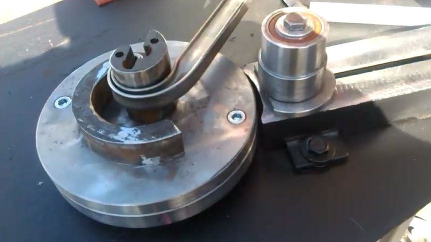 笔直的钢管轻轻松松就被掰弯,这种弯管制作的过程看着好舒服!