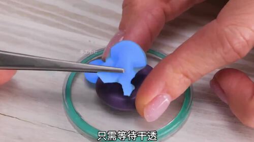 15.女人利用硬币和橡皮泥纯手工打造猫咪项链吊坠,太漂亮了