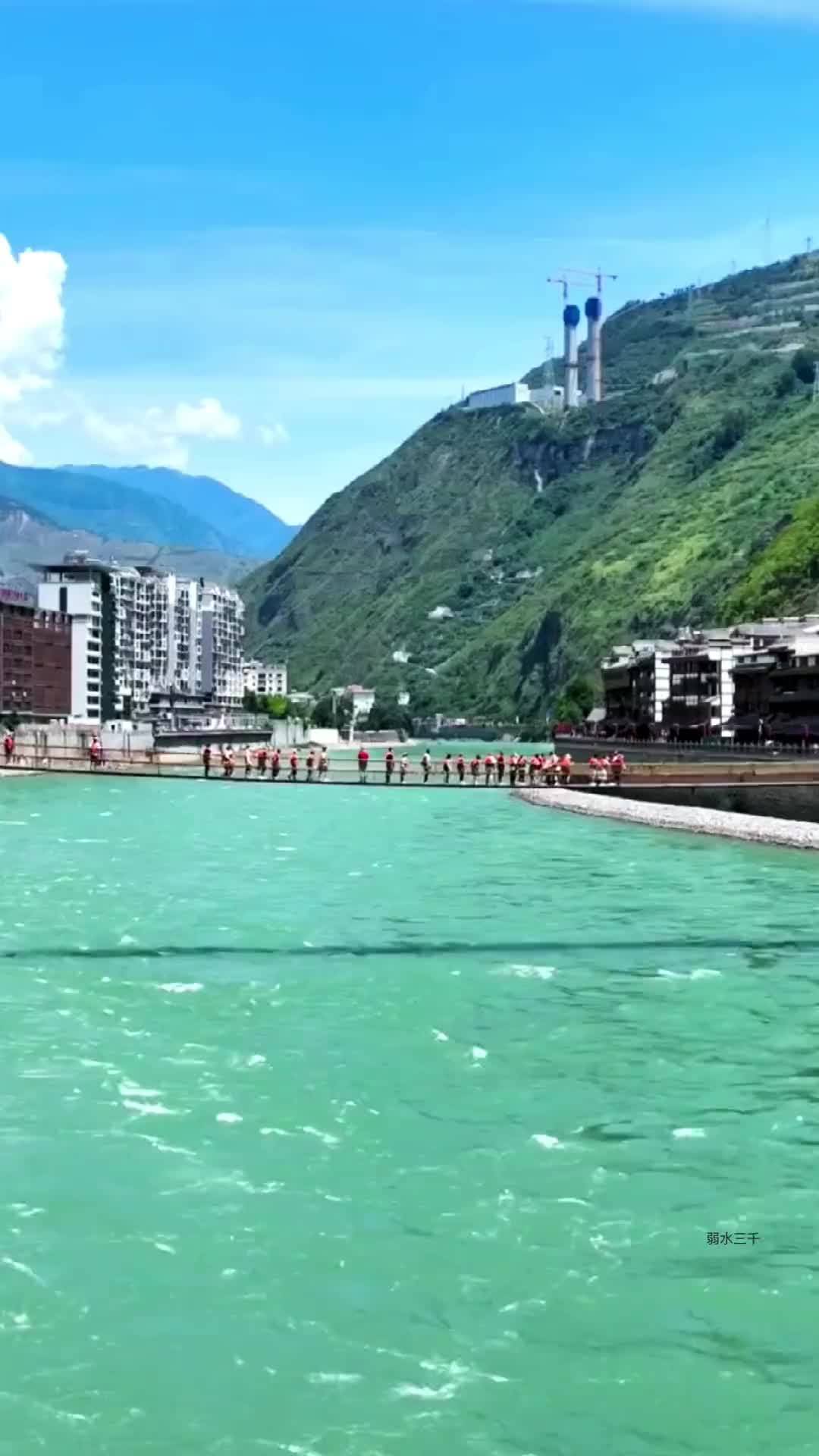 泸定桥位于四川省甘孜泸定县,它是先有桥后有县