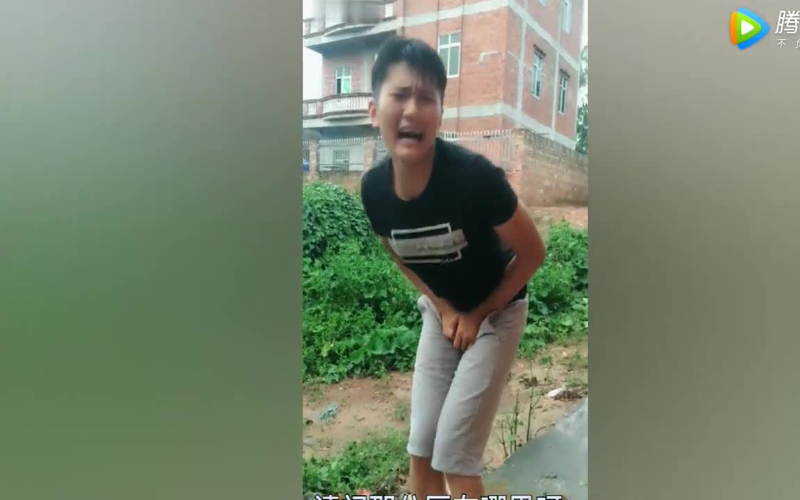 搞笑视频:小伙尿急跟美女打听厕所在哪里,结果还是尿裤子了