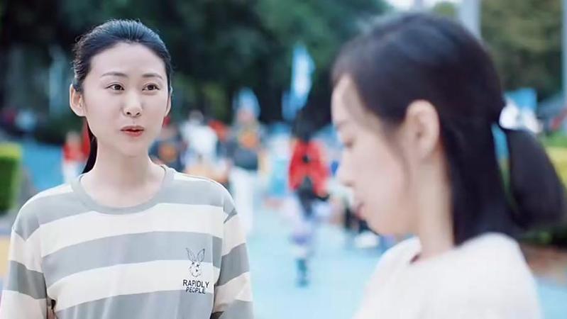 男主带女友参加干儿子学校活动,结果被学生家长误会