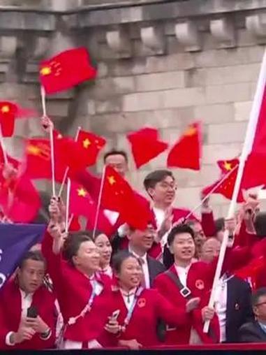 中国红亮相 巴黎奥运会 开幕式 马龙、冯雨高擎五星红旗!中国体育代表...