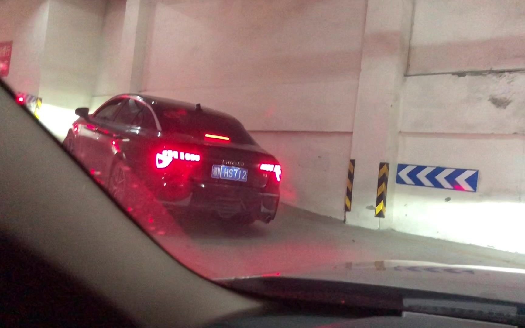 手动挡跟自动挡的区别,地下车库陡坡堵车就知道了,这感觉酸爽!